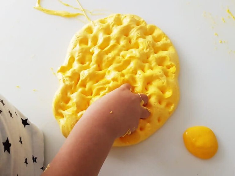 Fluffy Slime selber machen mit Rasierschaum [Anleitung]