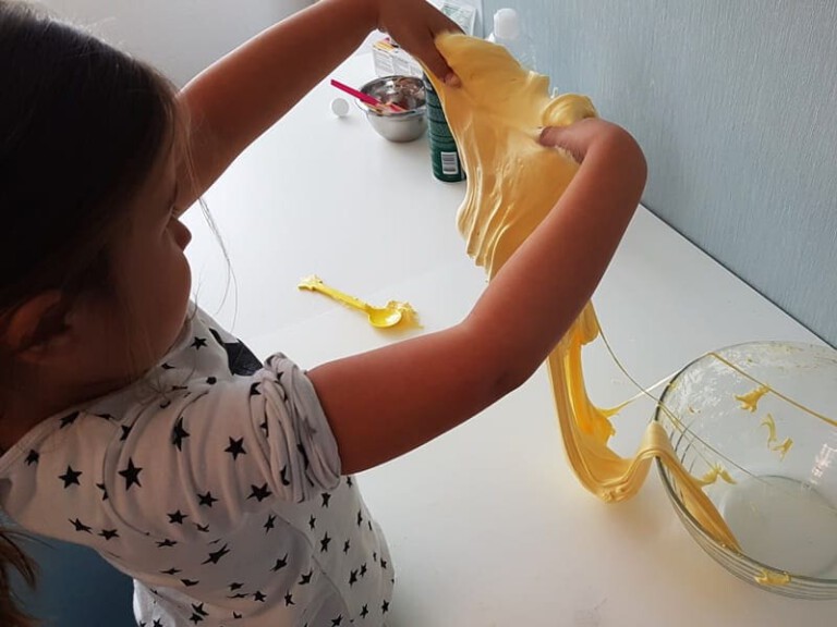 Fluffy Slime selber machen mit Rasierschaum [Anleitung]